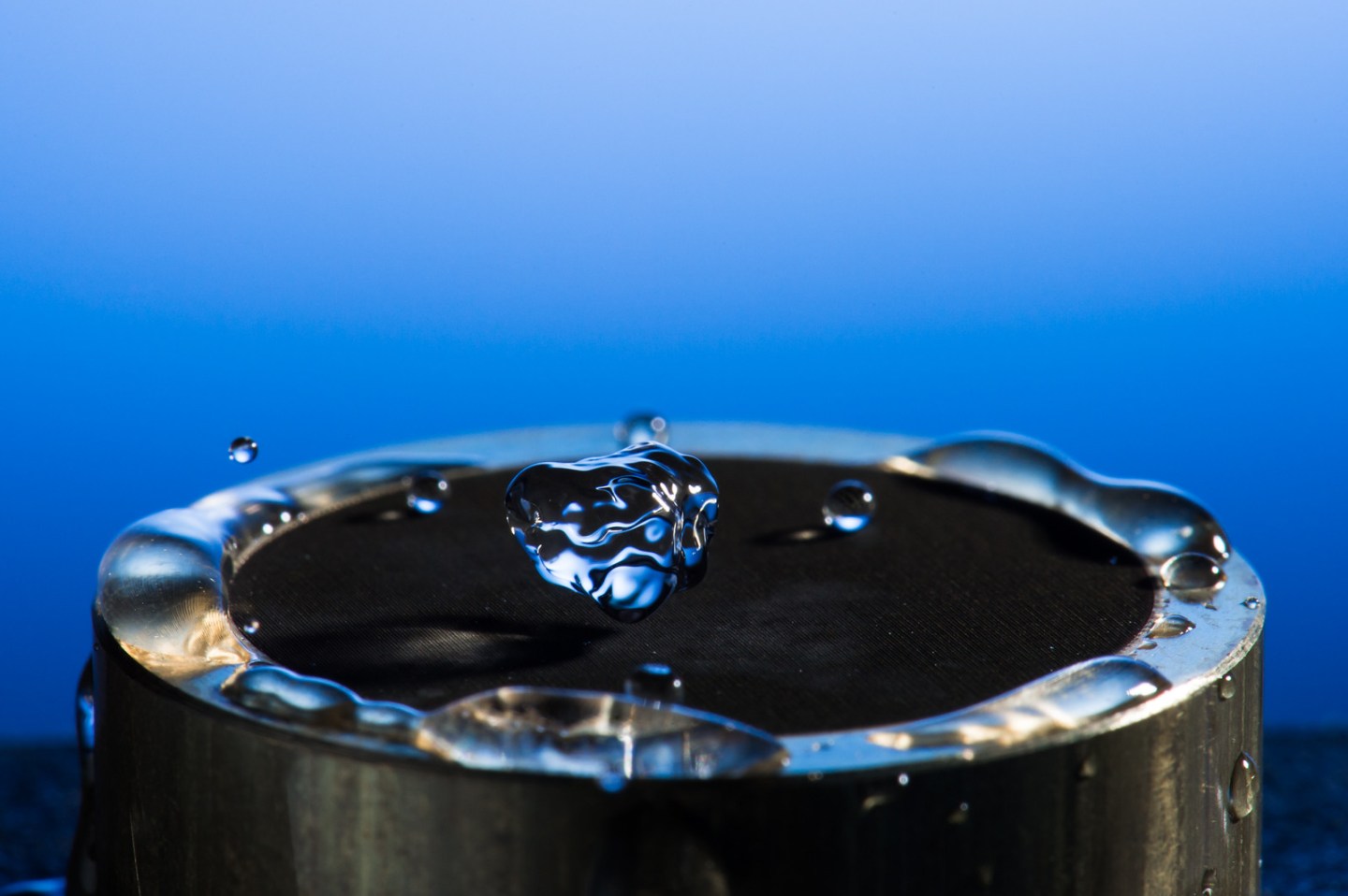 Laser-Blasted Metal Forms A Self-Cleaning Non-Stick Surface