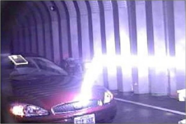 Army Demonstrates a Weapon That Shoots Laser-Guided Lightning Bolts