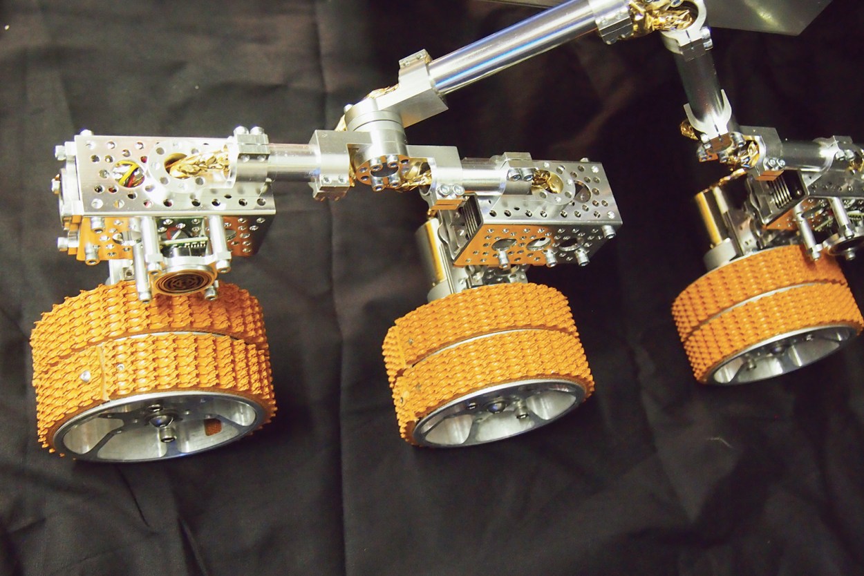 A Family Built This Museum-Quality Curiosity Rover