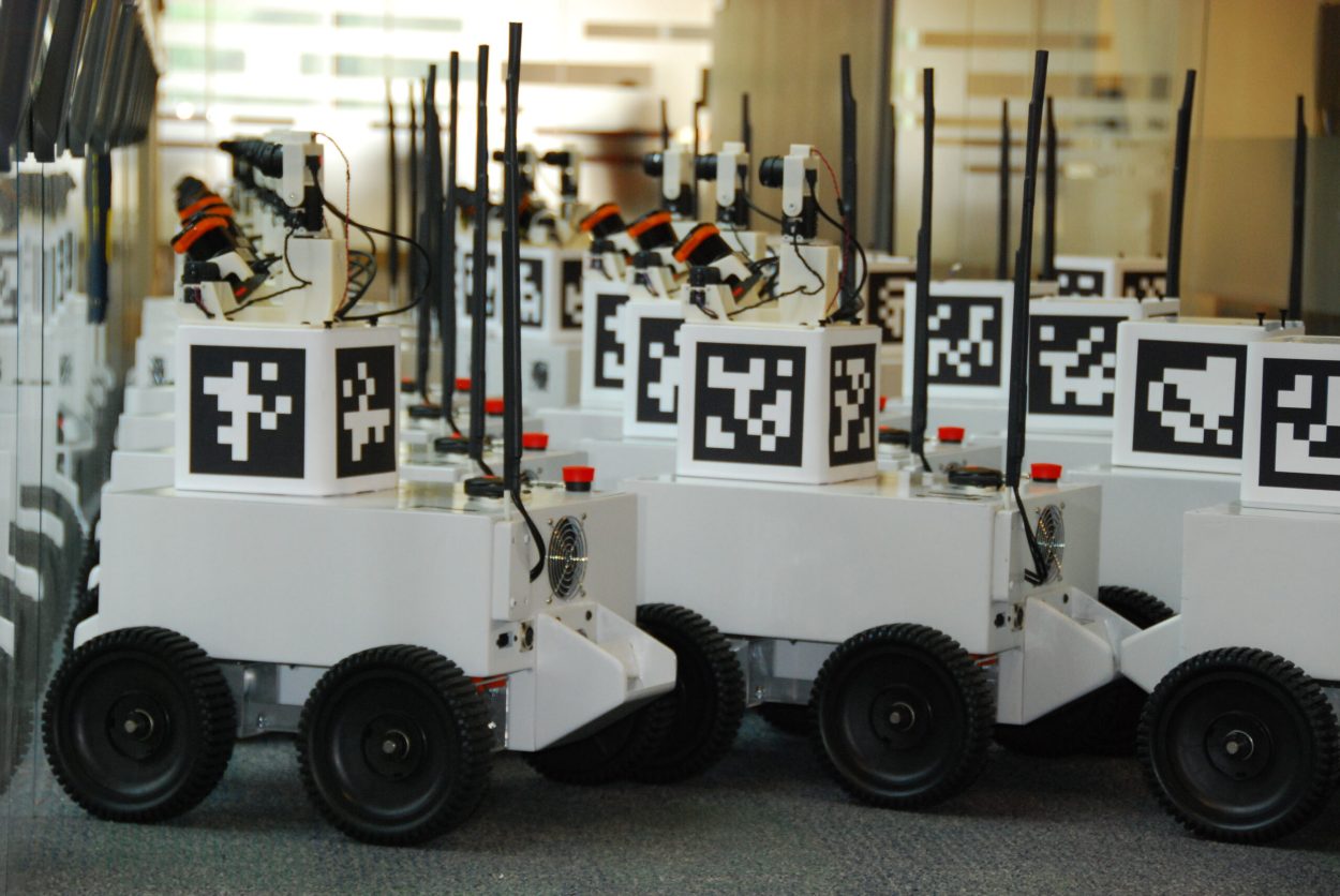 Collaborative Algorithm Lets Autonomous Robots Team Up And Learn From ...