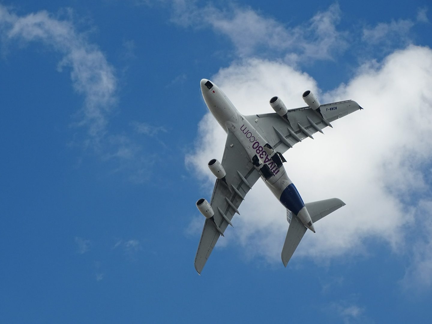 Planes dump fuel into the sky more than you’d expect. Here’s why they ...