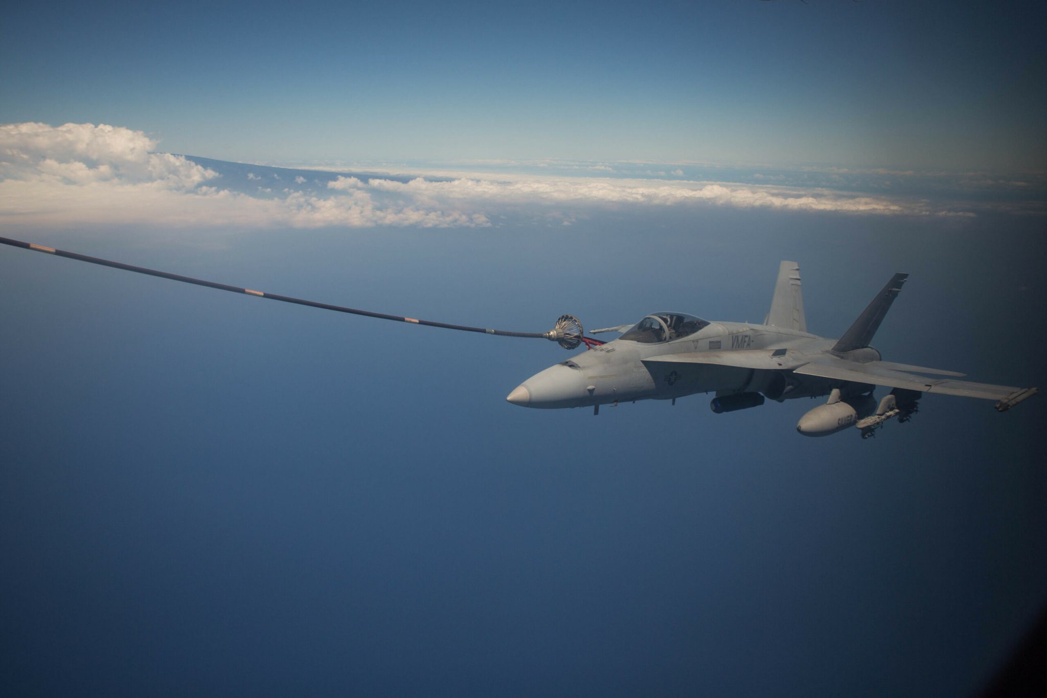 Refueling fighter jets mid-flight is complex, but new tech from Airbus ...