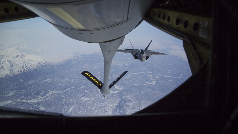 Refueling fighter jets mid-flight is complex, but new tech from Airbus ...