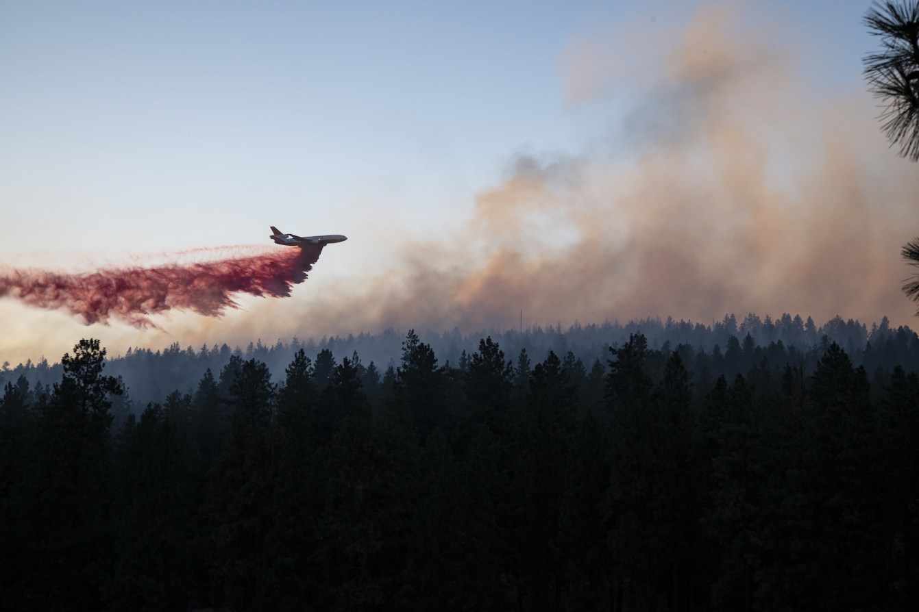 How aerial firefighters battle blazes from the skies
