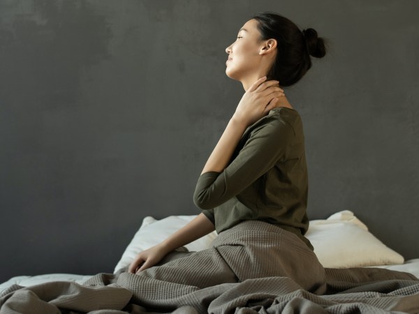 5 stretches for relieving 'tech neck,' according to physical therapists ...