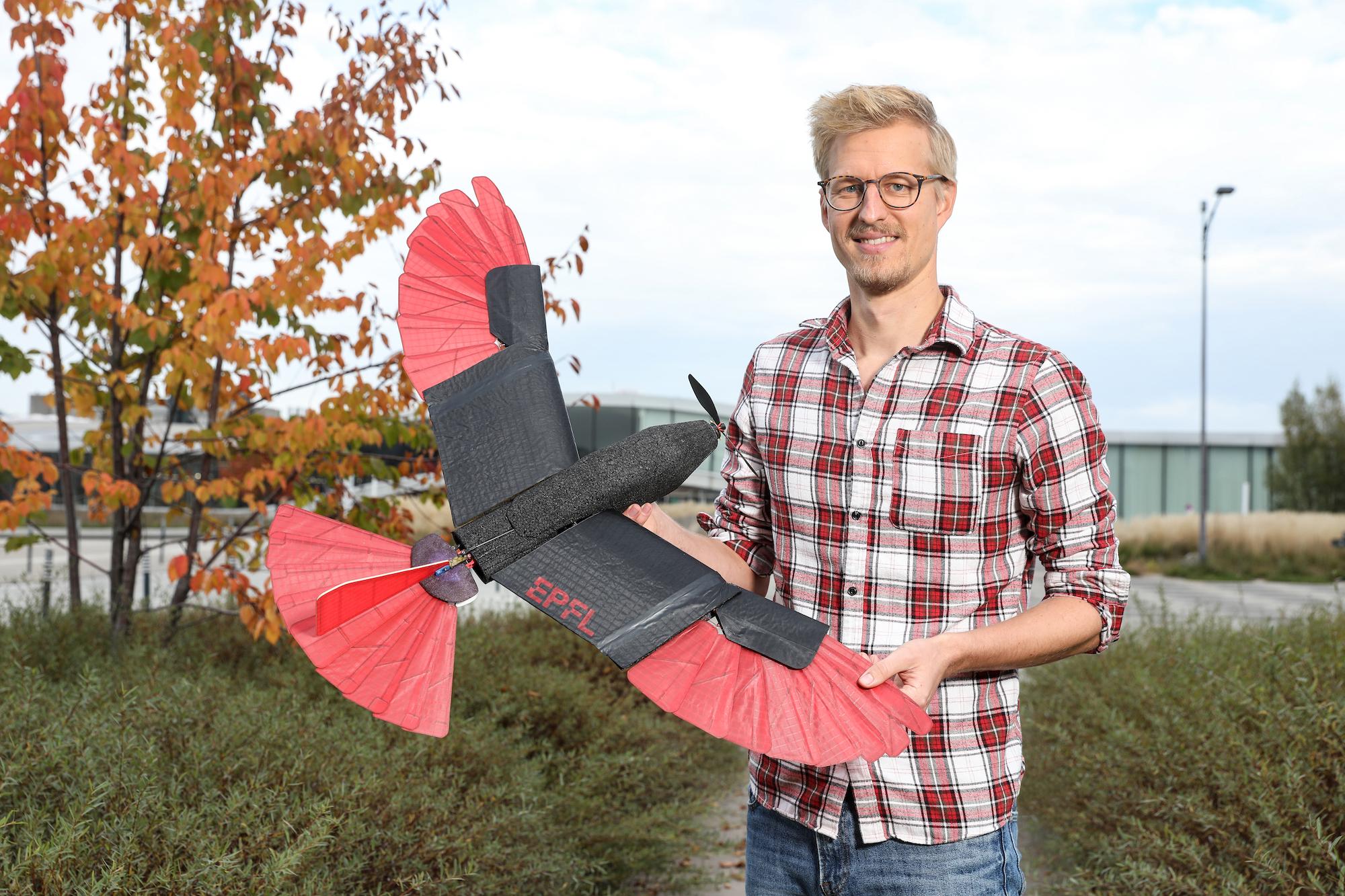 This robotic hawk can shape-shift as it flies