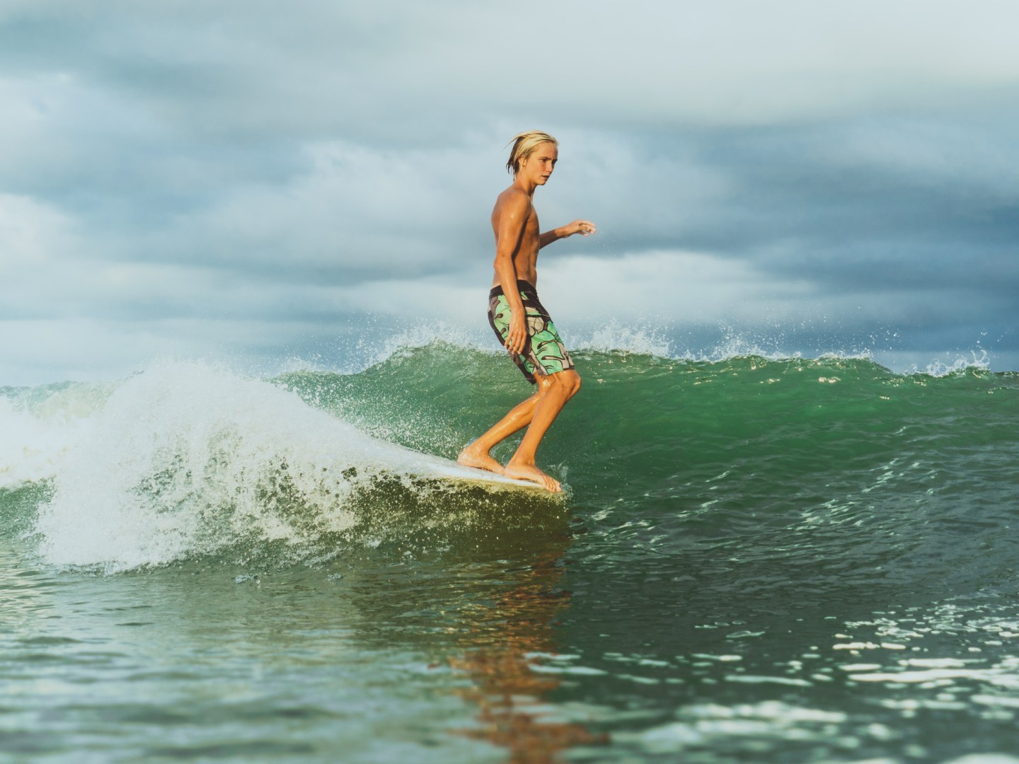 How to noseride a longboard when you're surfing | Popular Science