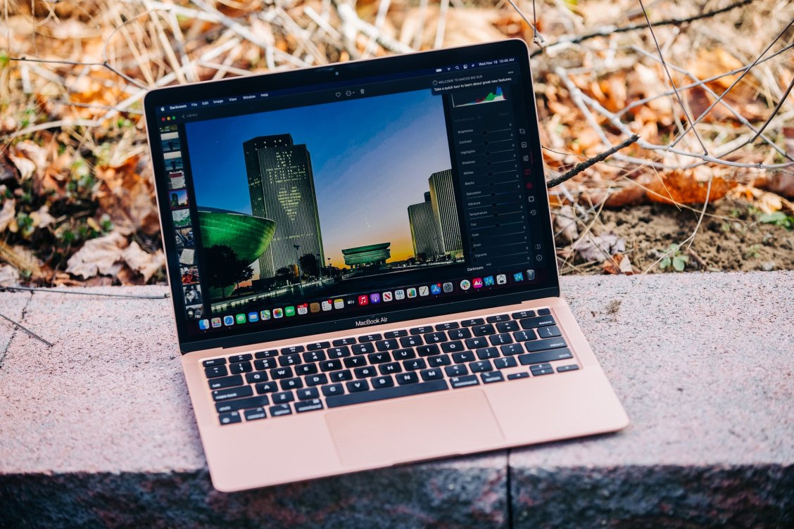 The Apple MacBook Air M1 laptop is just $650 at Best Buy right now ...
