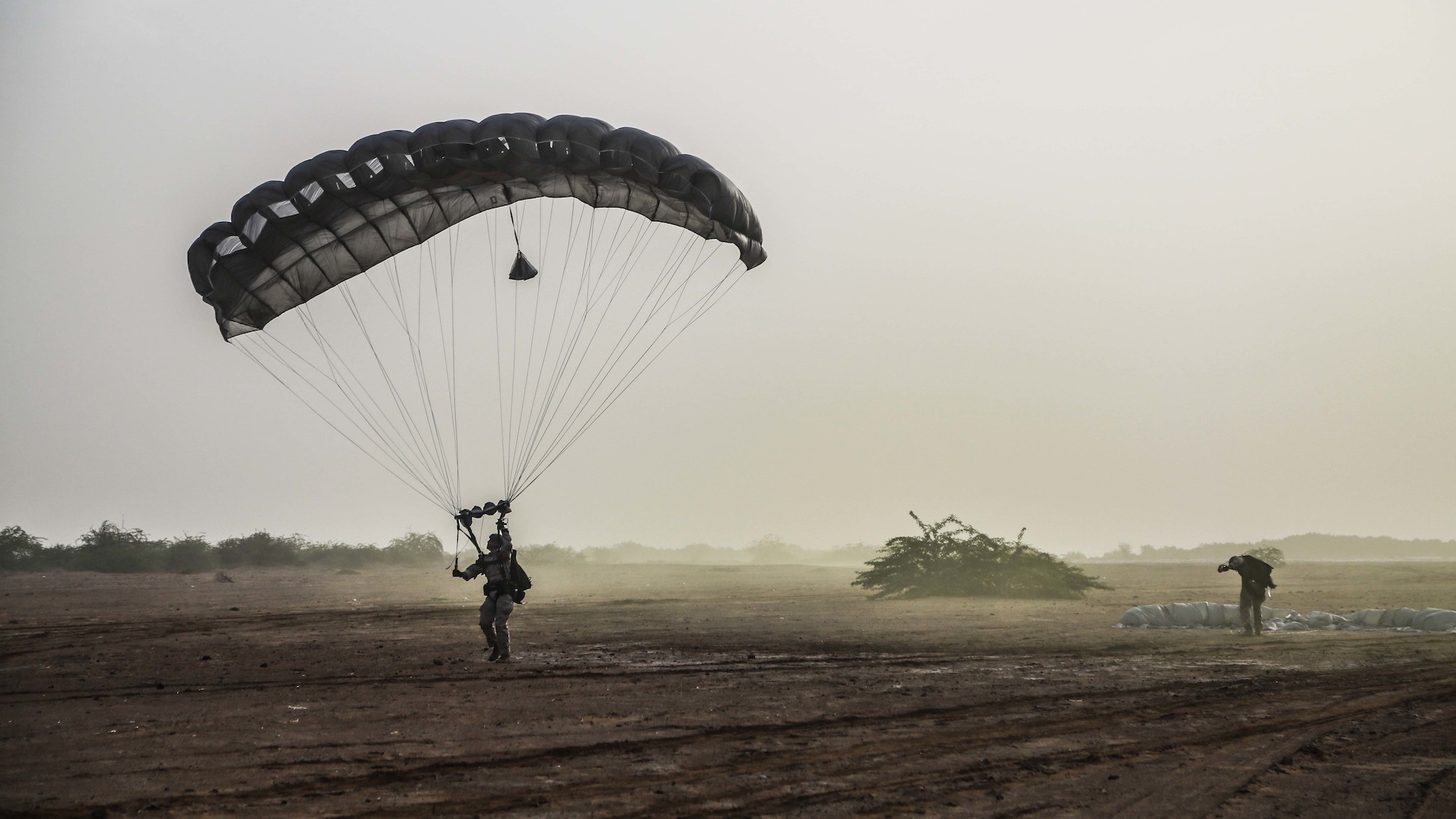A new parachute gadget is helping French special forces | Popular Science