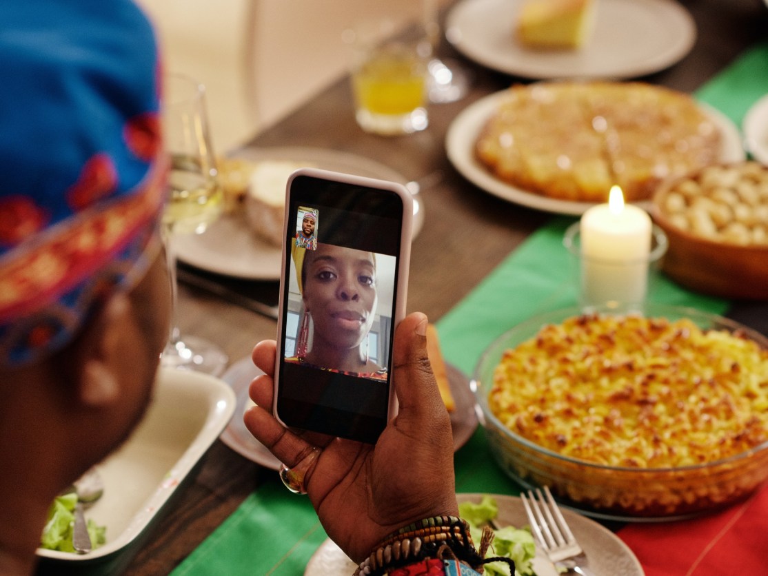 How to share your screen on FaceTime with iOS 15 | Popular Science