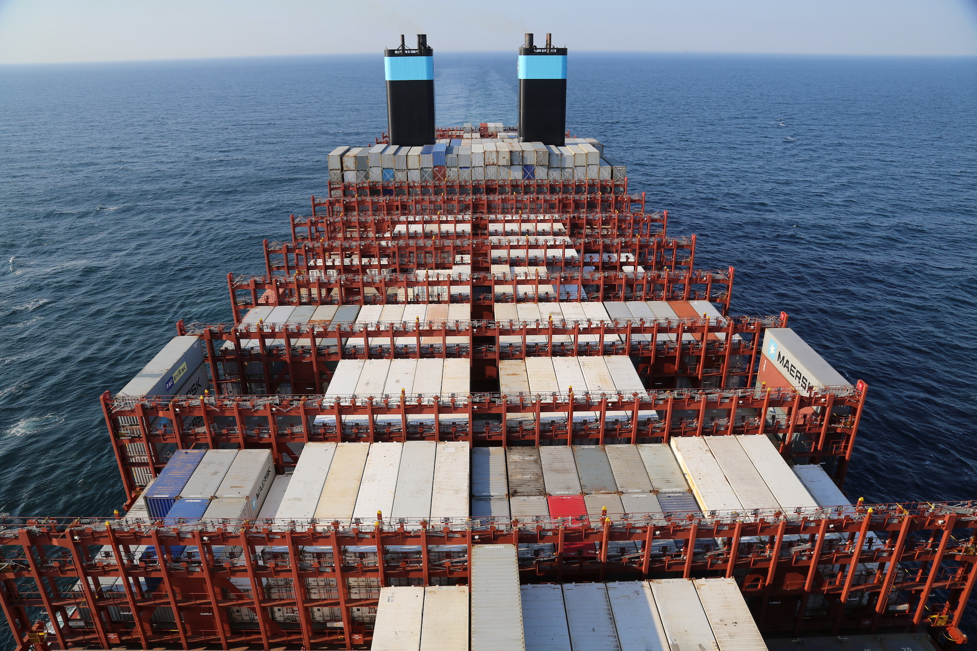 How plugging in offshore cargo ships could cut pollution | Popular Science