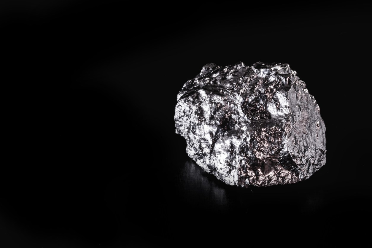 Metal atoms in platinum move like tiny marching bands | Popular Science