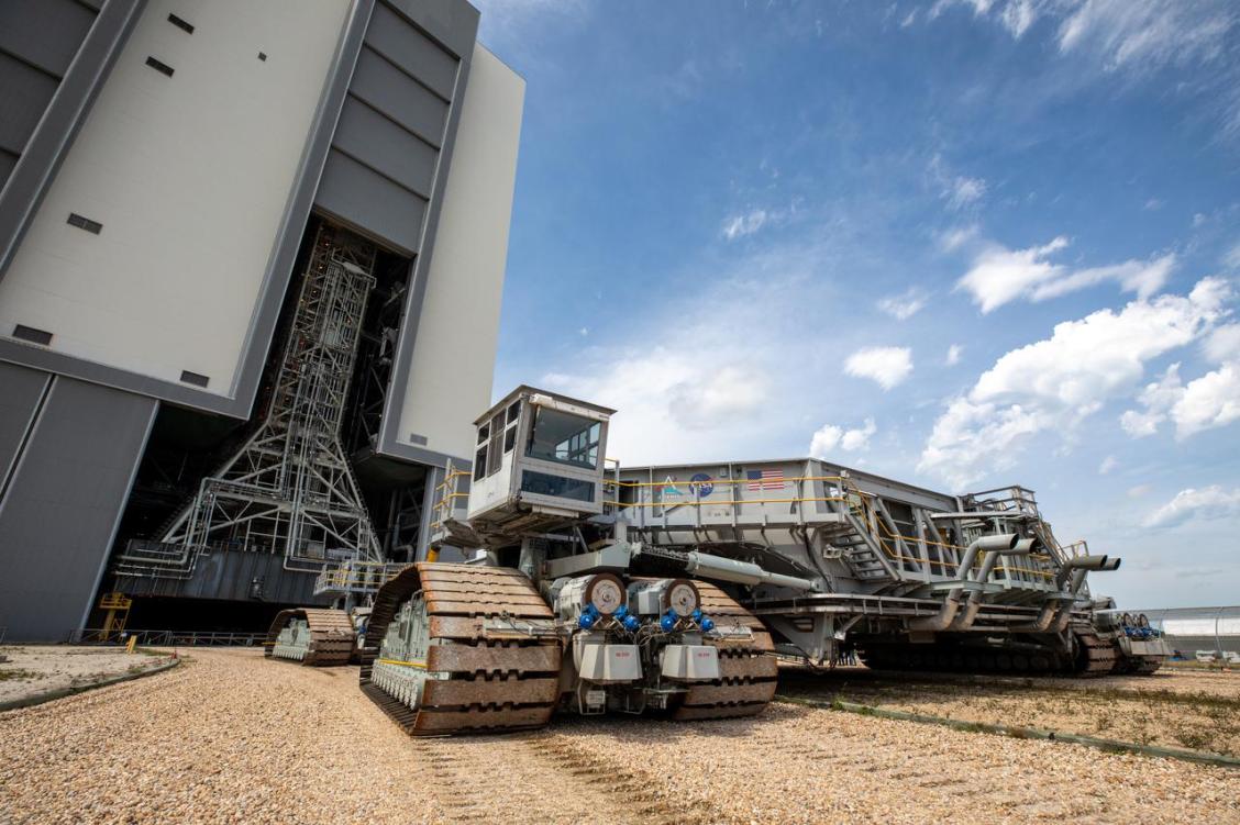 Photos of NASA SLS rocket in launchpad test | Popular Science