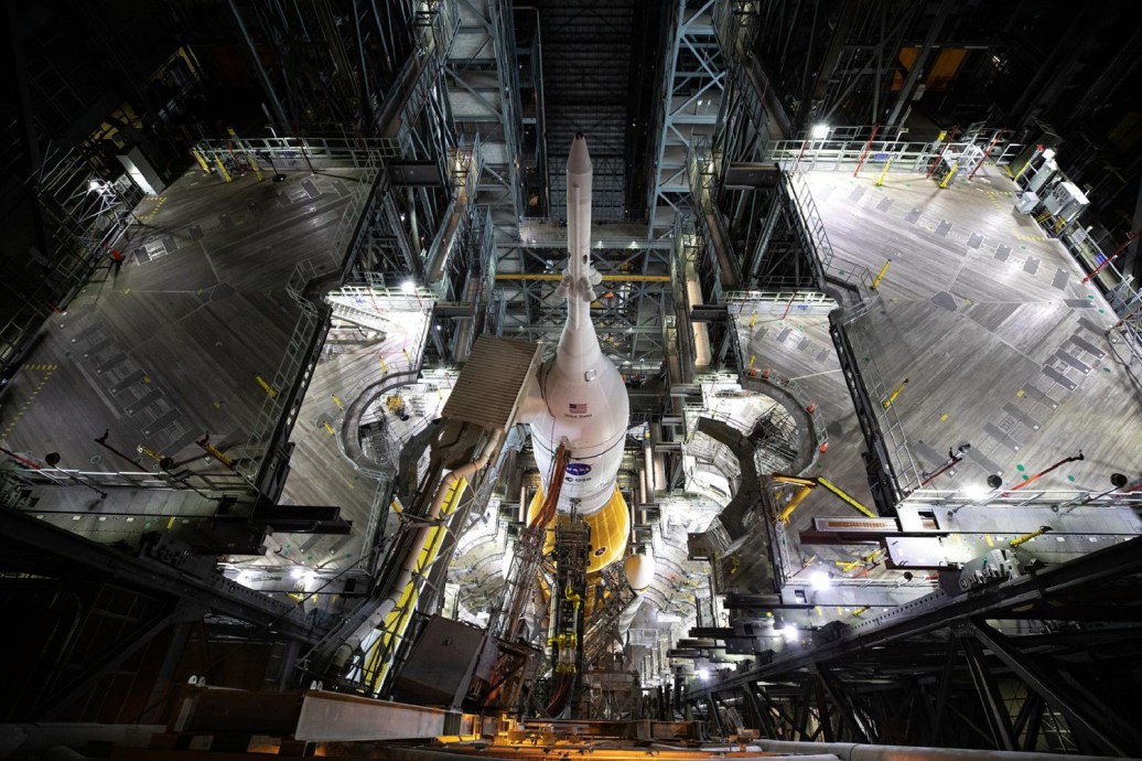 Photos of NASA SLS rocket in launchpad test | Popular Science
