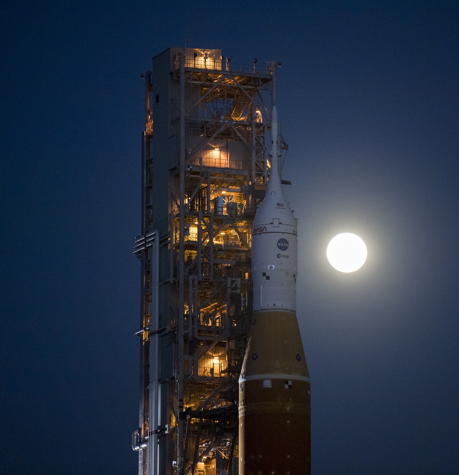 Photos of NASA SLS rocket in launchpad test | Popular Science