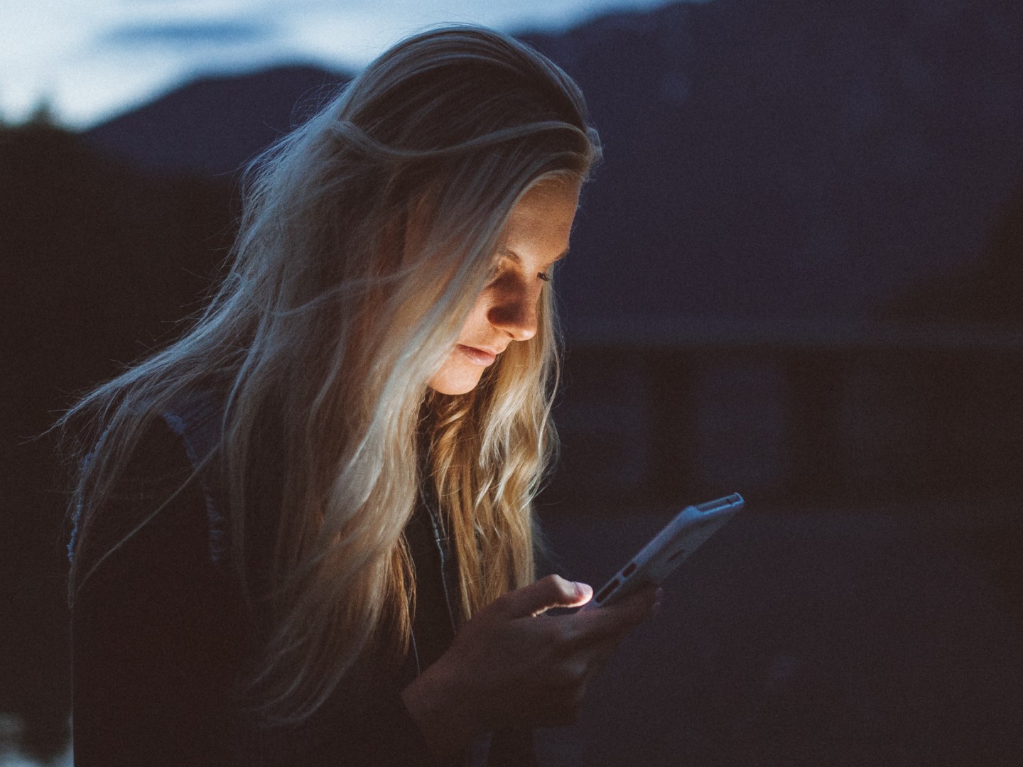 5 healthy and productive alternatives to doomscrolling | Popular Science