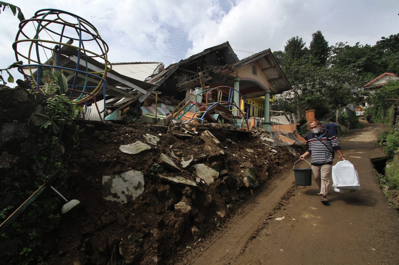 Aftershocks hit Indonesia after deadly 5.6-magnitude earthquake ...