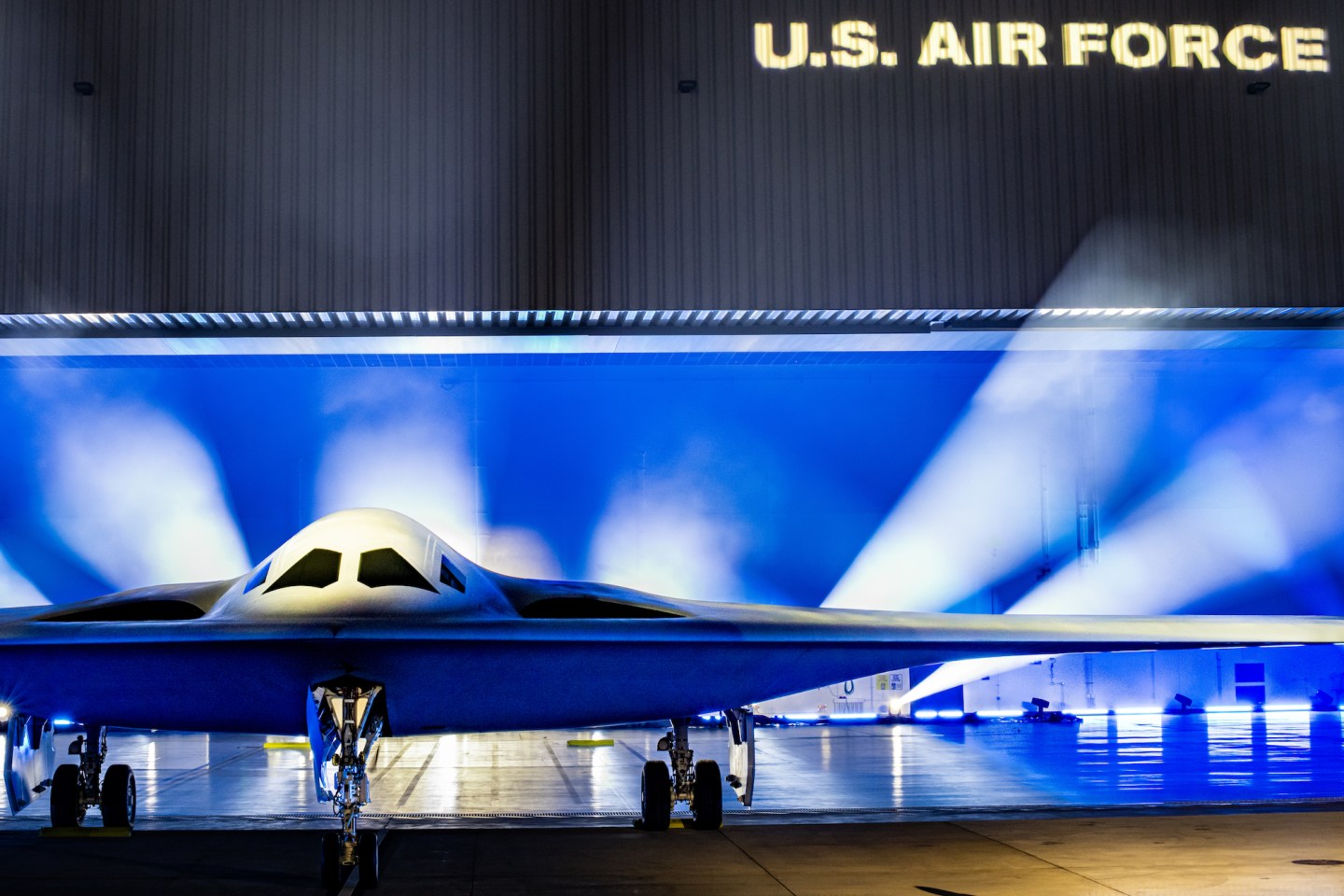Comparing the B-21 and B-2 stealth bombers | Popular Science