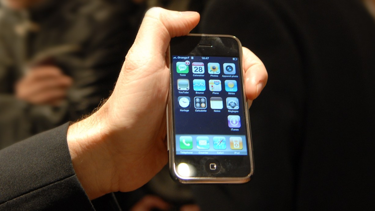 First generation iPhone sells for over $190,000 | Popular Science