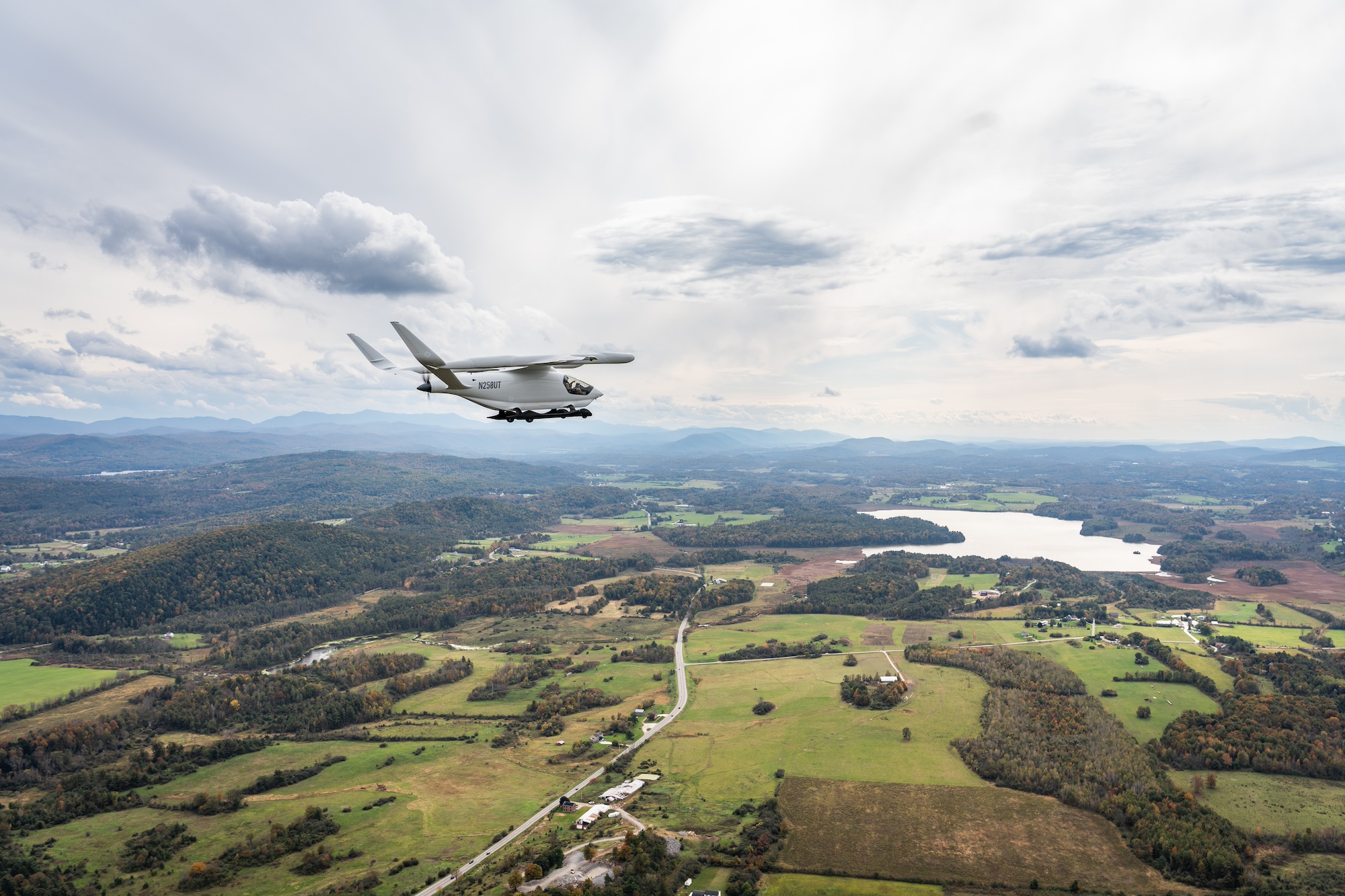 An electric plane flew 2,000 miles, and now the Air Force will test it ...