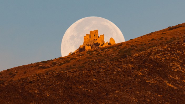 May skygazing: Meteors, a floral moon, and cosmic beehive | Popular Science