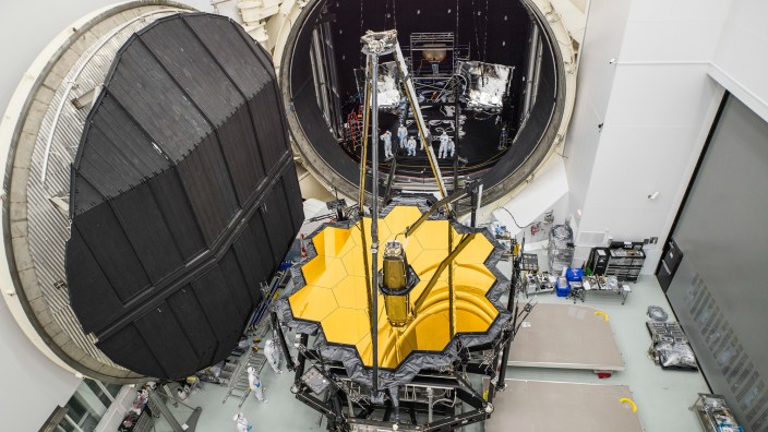 JWST spots the ‘prequel’ of a large galaxy cluster | Popular Science
