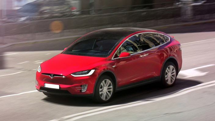 Man tests if Tesla on Autopilot will slam through foam wall (spoiler ...