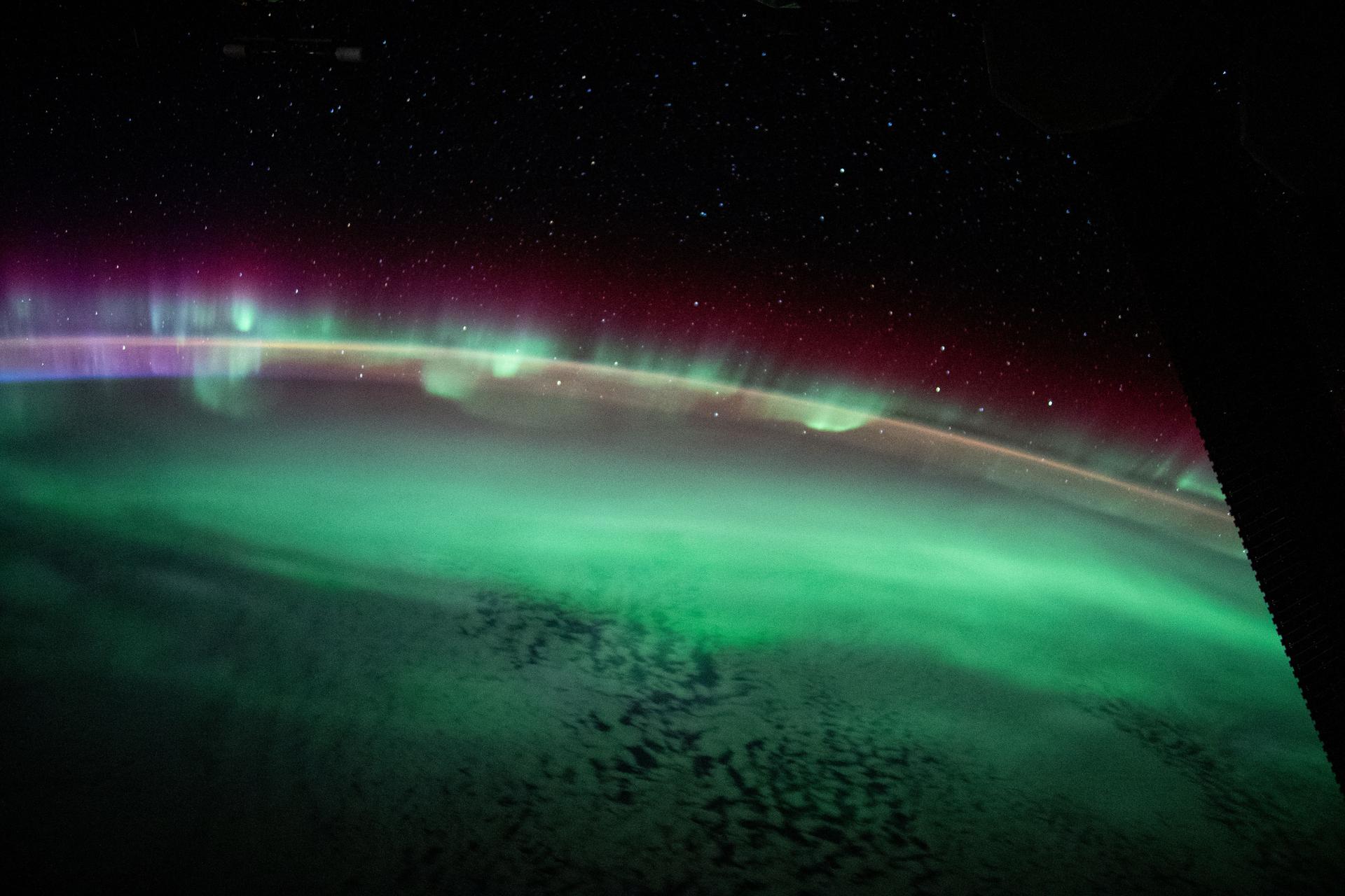 15 captivating photos of auroras seen from space | Popular Science