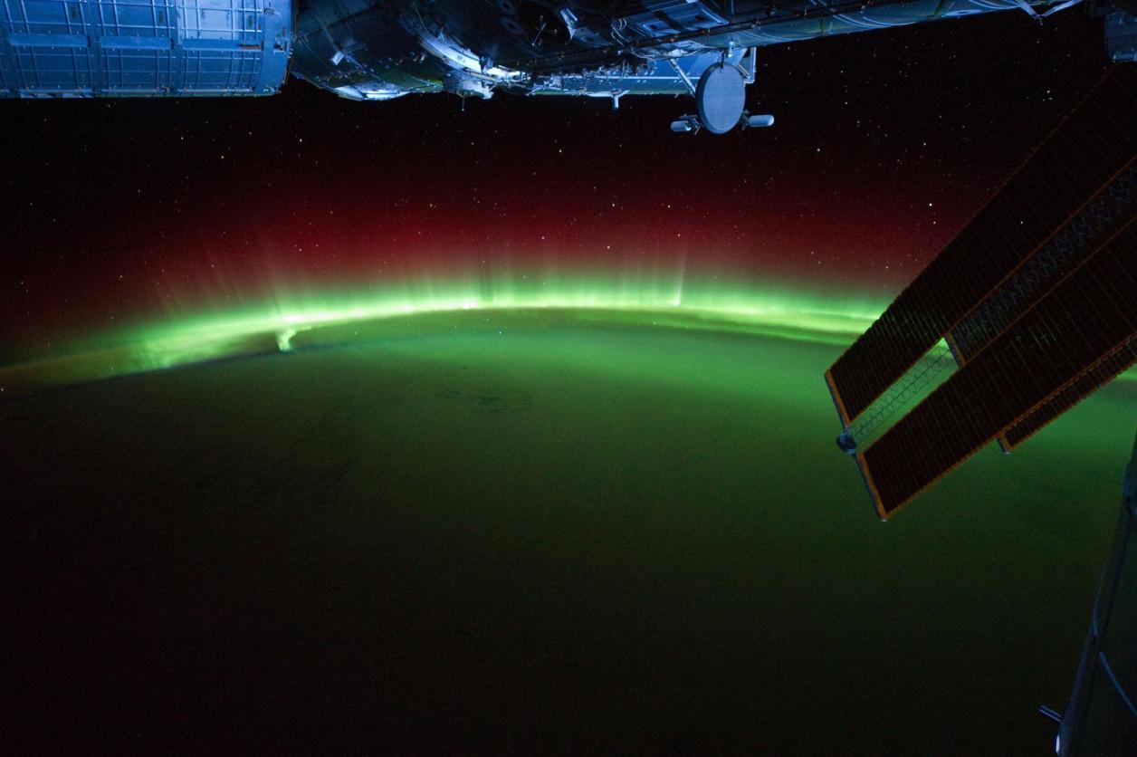 15 captivating photos of auroras seen from space | Popular Science