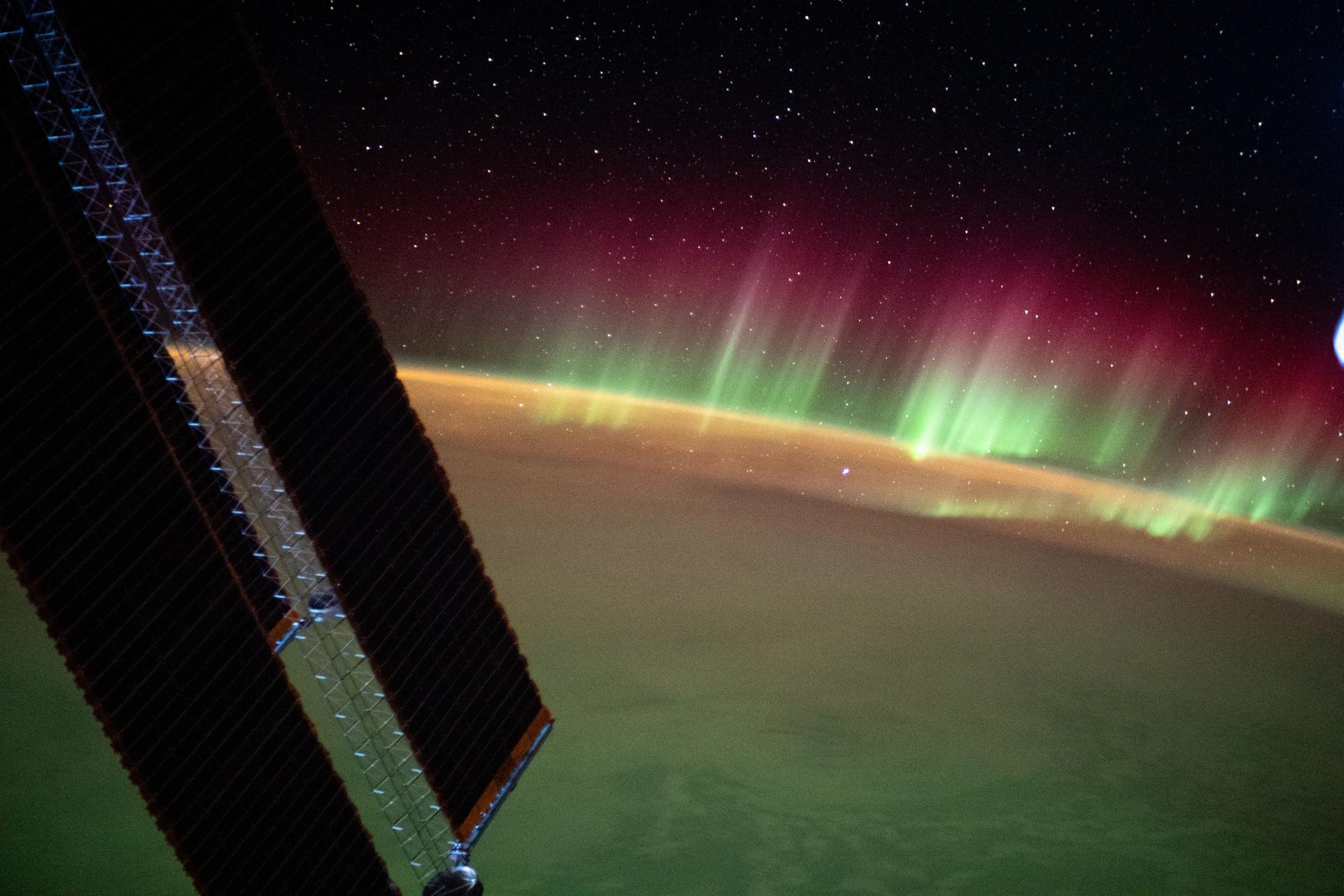 15 captivating photos of auroras seen from space | Popular Science