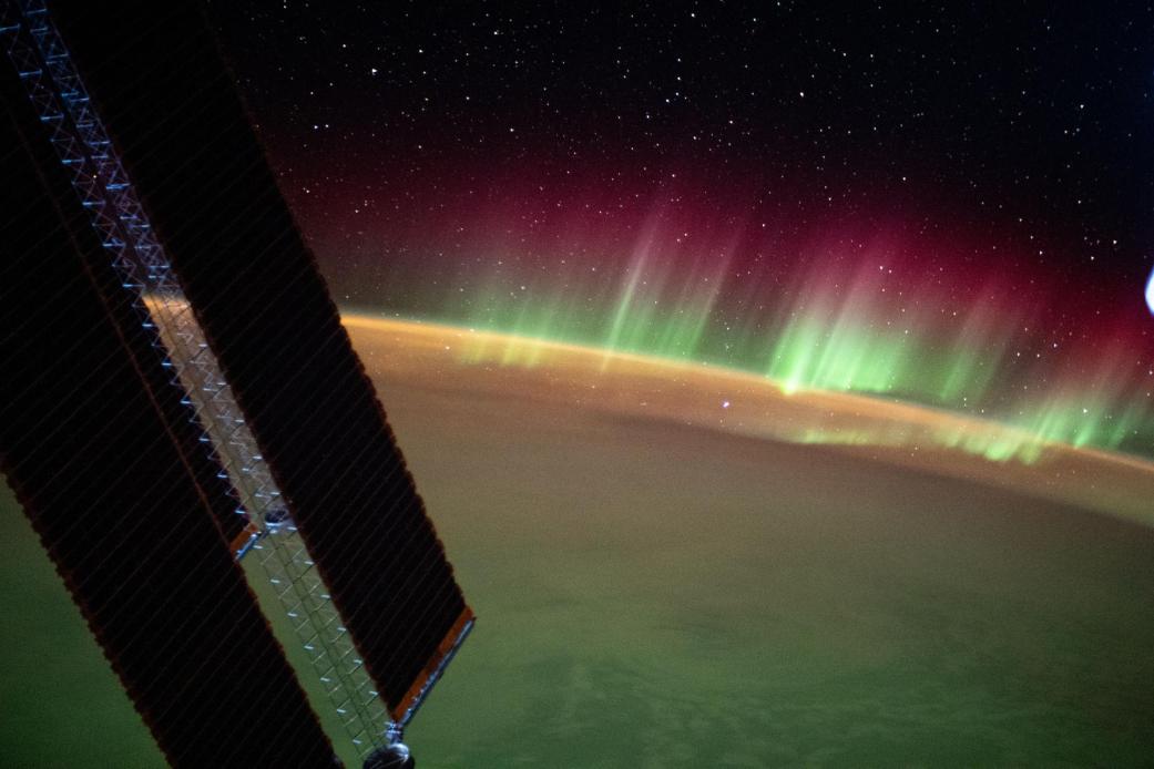 15 captivating photos of auroras seen from space | Popular Science