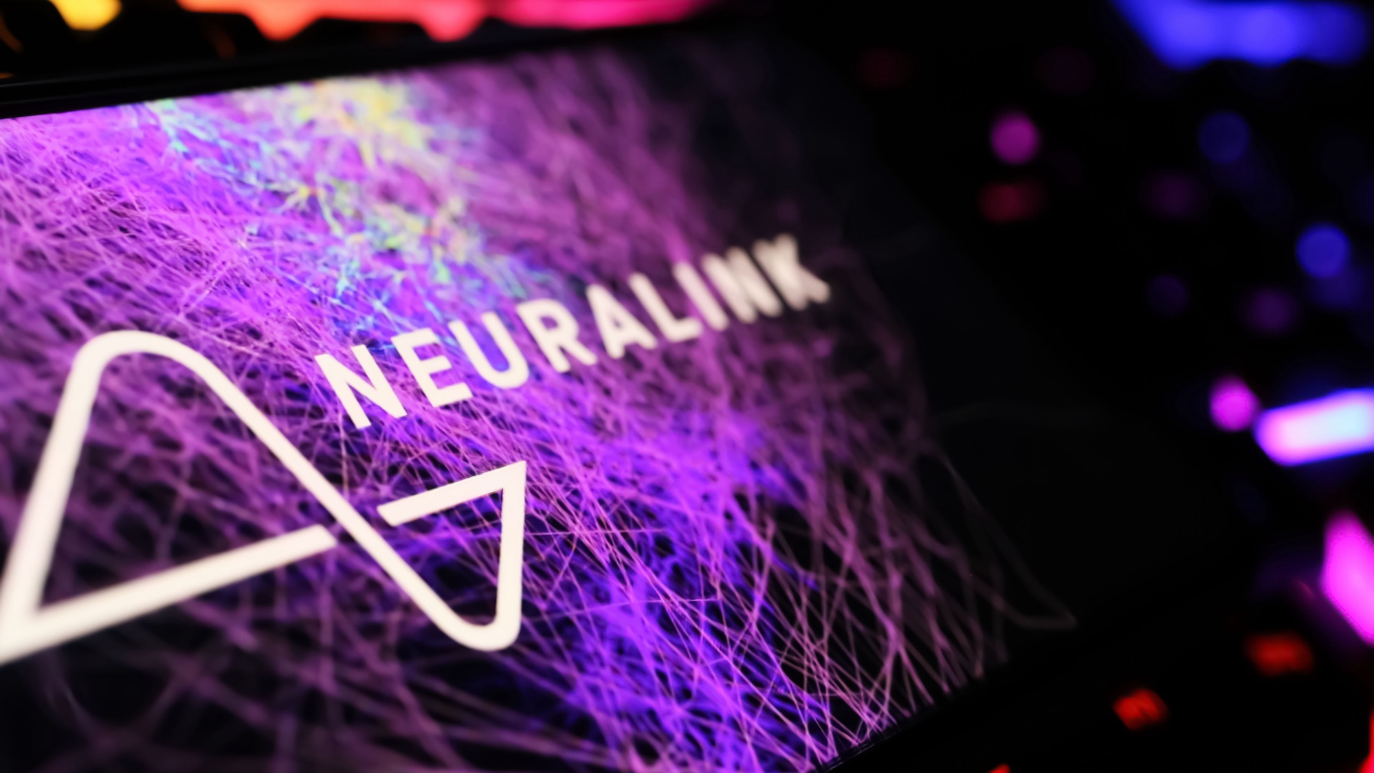 Neuralink shows first human patient using brain implant to play online ...