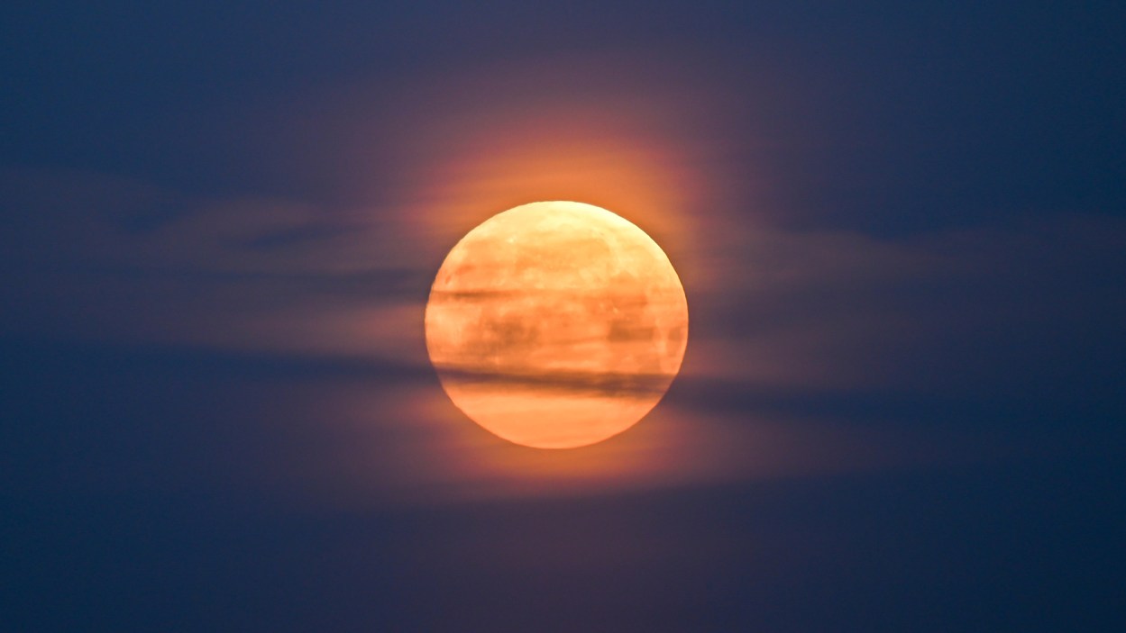April skygazing: A total solar eclipse, a meteor shower, and the Pink ...