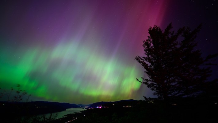 Spectacular aurora photos: Skies dazzle in vivid colors around the ...