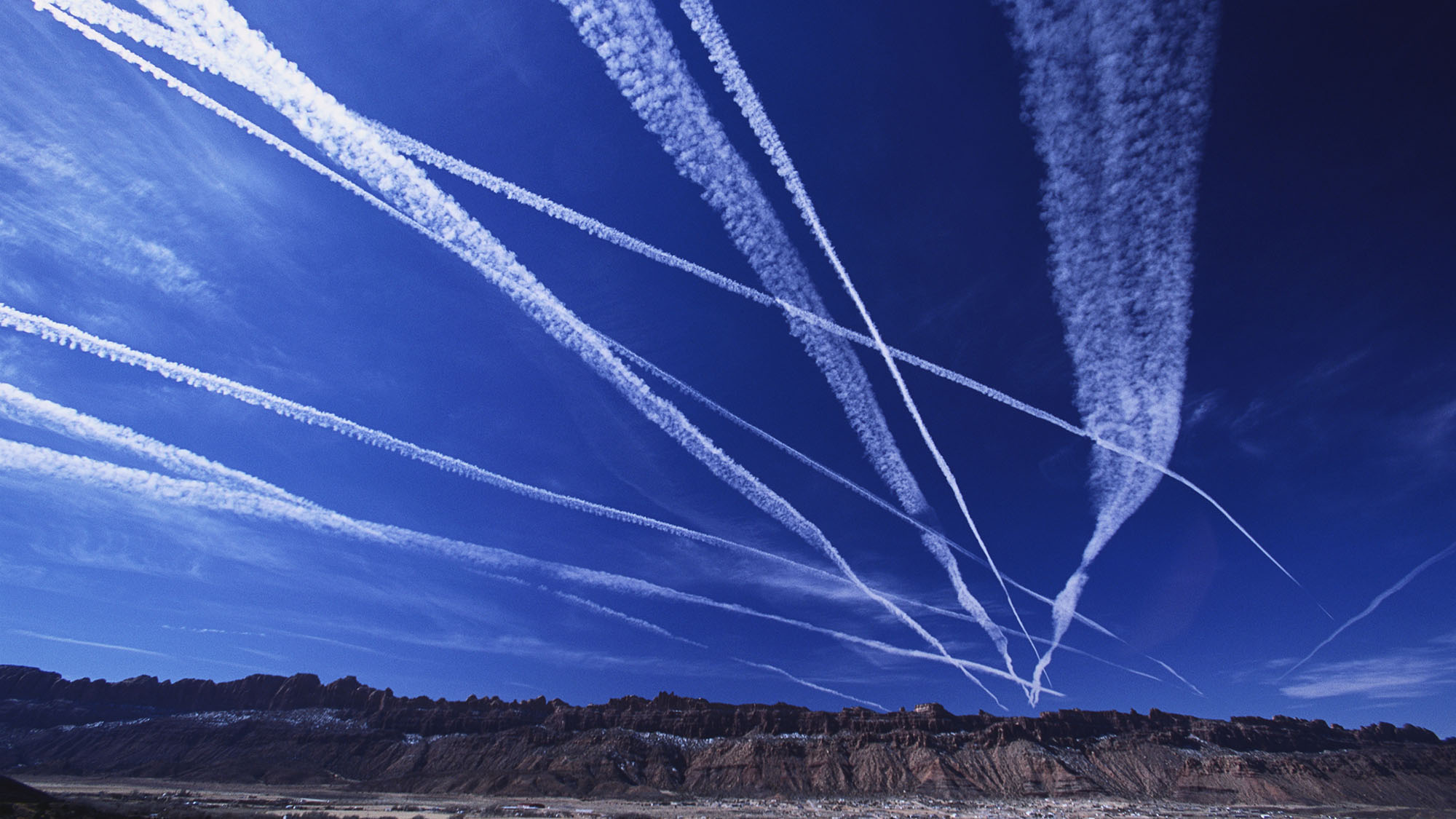 Why airplanes leave white streaks in the sky | Popular Science