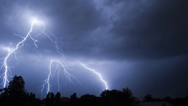 A record-breaking lightning bolt just 'shocked' meteorologists ...