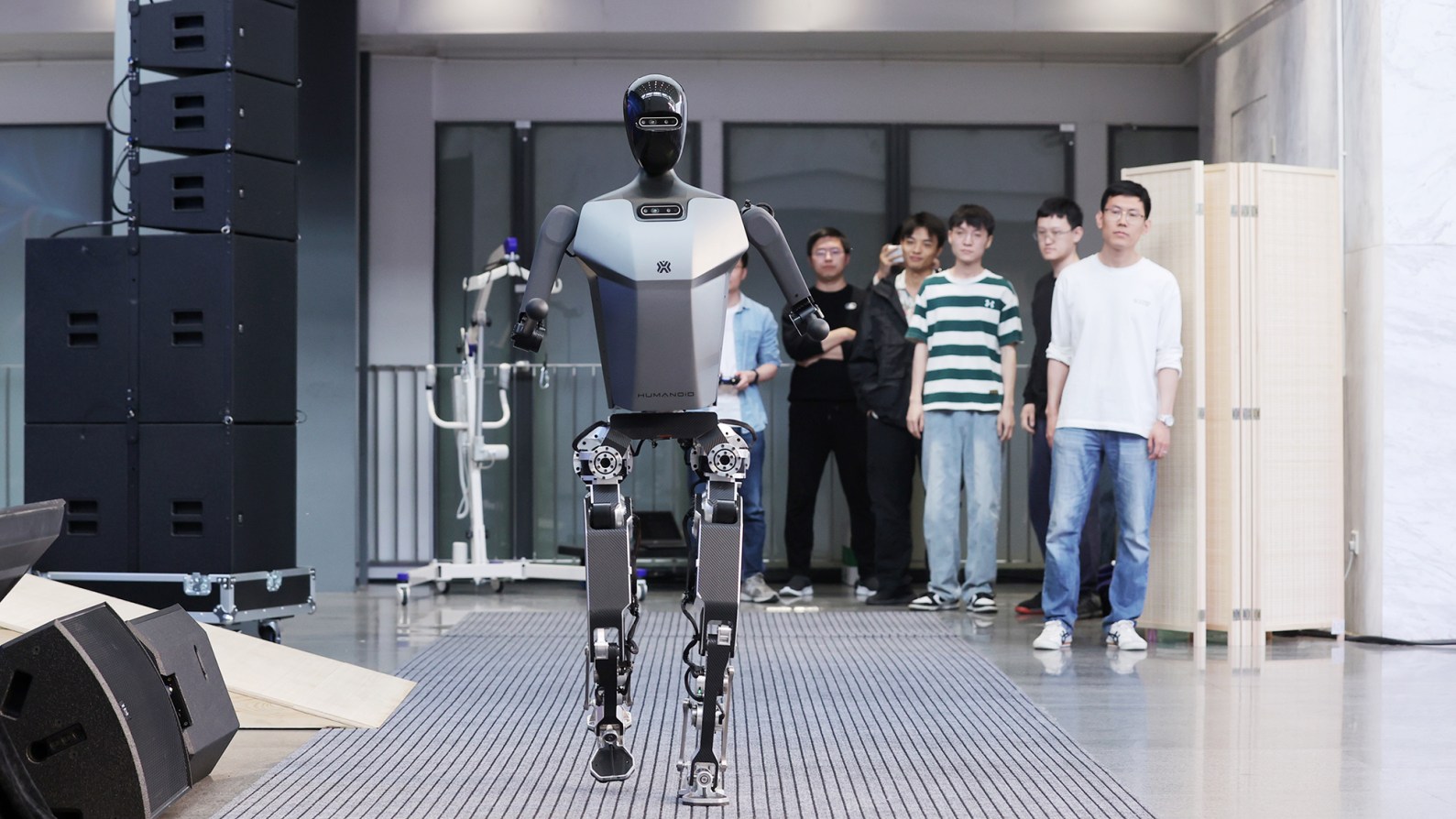 Human vs: humanoid: Half-marathon pits robots against 12,000 joggers ...