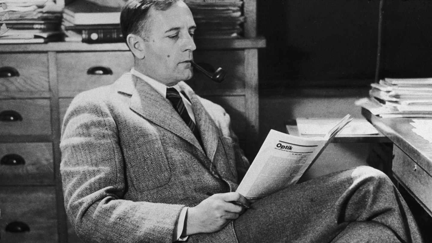 One large Milky Way galaxy or many galaxies? 100 years ago, a young ...