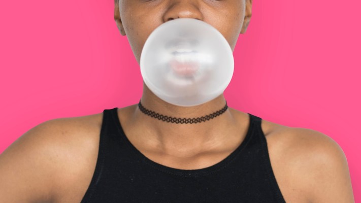 Chewing gum can shed hundreds of microplastics into your mouth ...