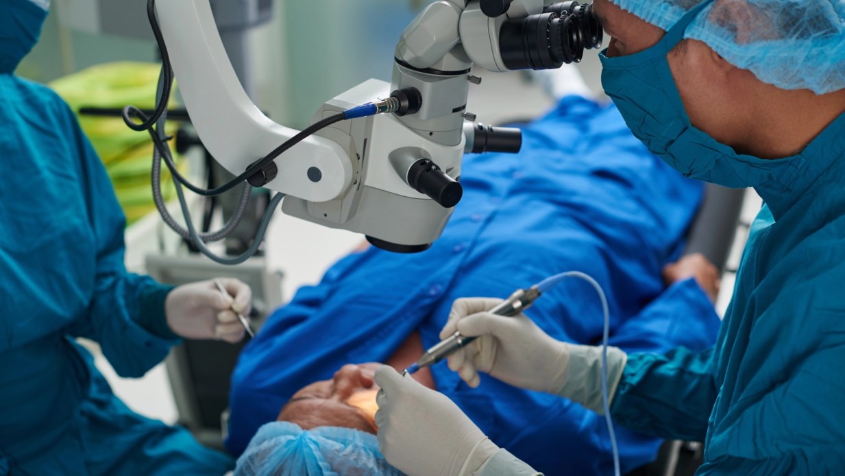 Surgeons implant teeth in patients' eyes to restore vision | Popular ...
