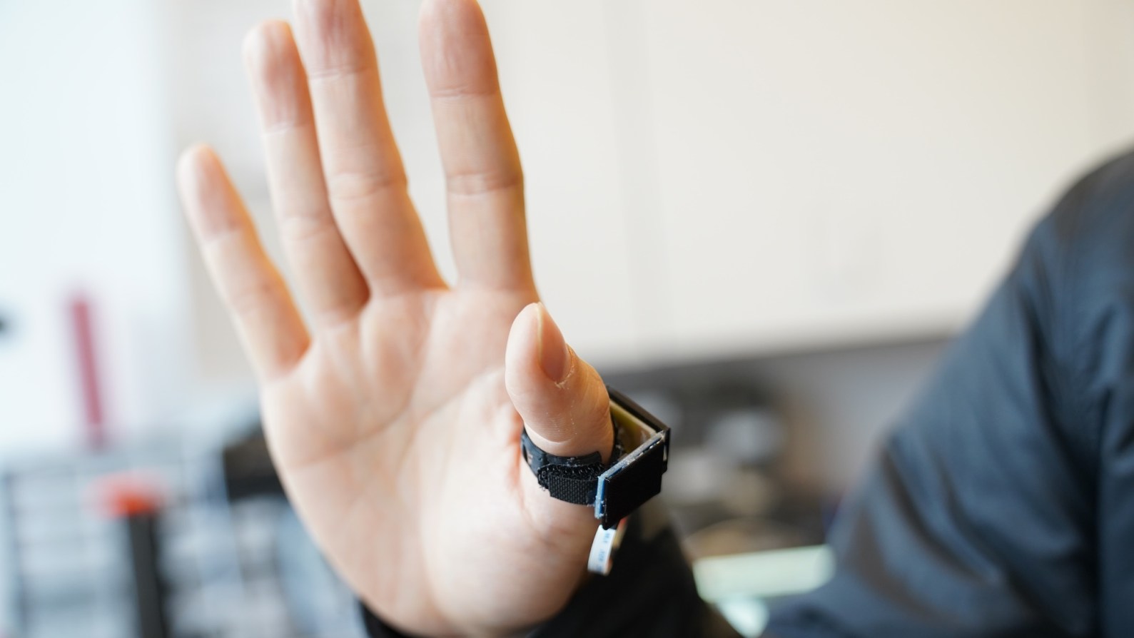 Wearable ring translates sign language into text | Popular Science