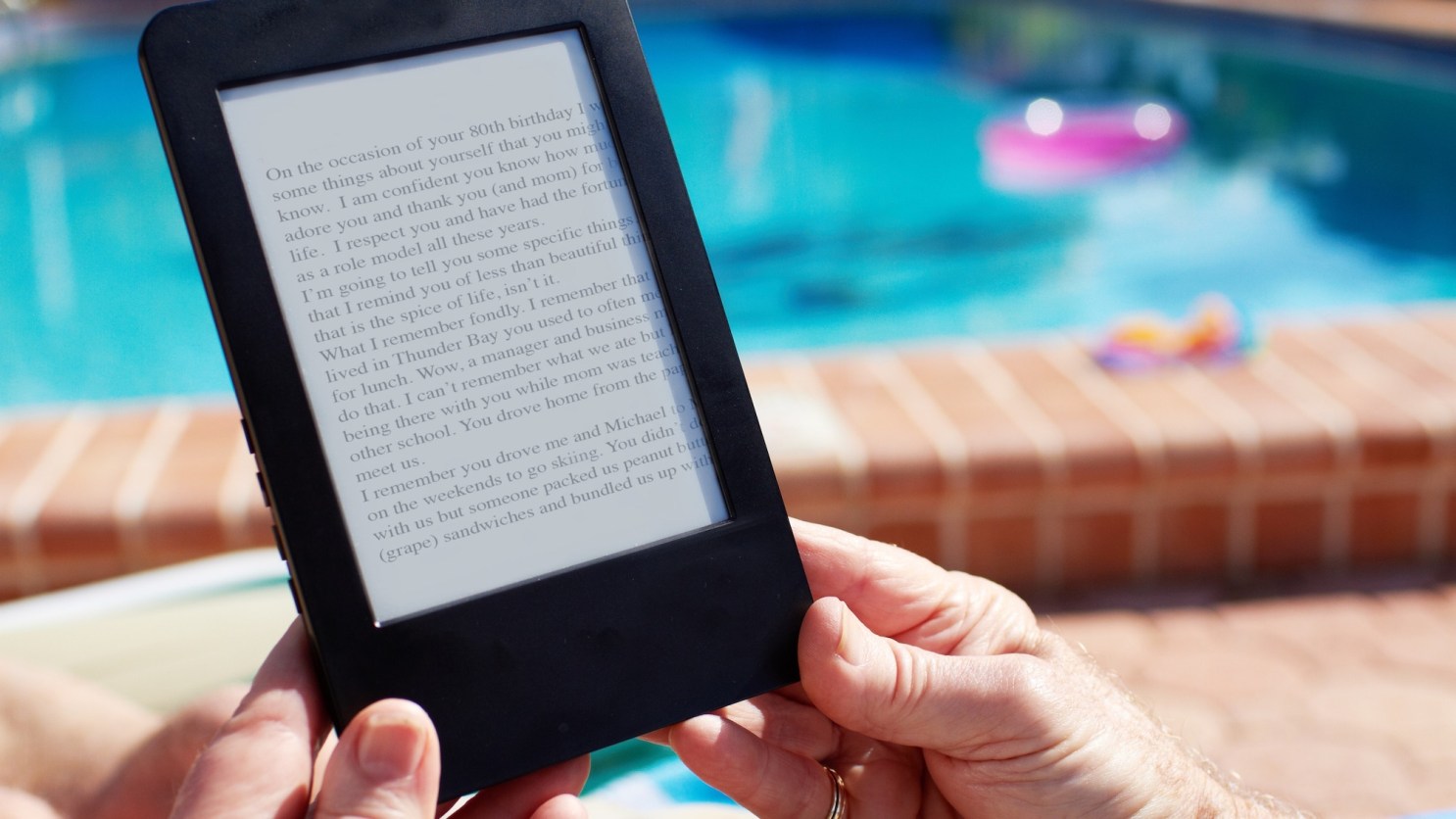 Why e-ink is better for reading than your phone or tablet | Popular Science