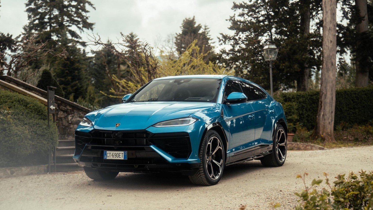 Cruising Tuscany in the more refined Lamborghini Urus SE plug-in hybrid ...