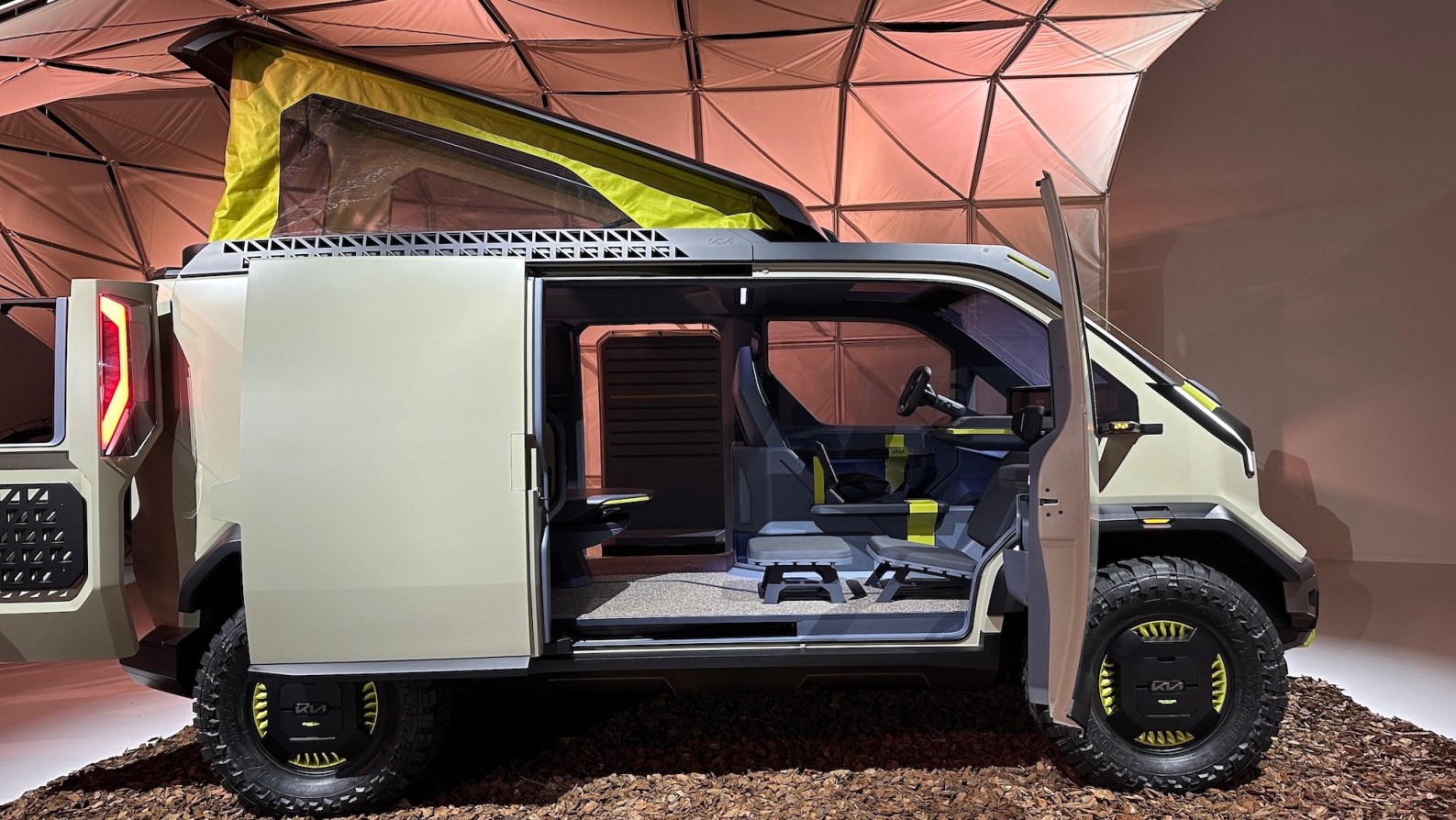 Kia’s wild concept EV includes hydro-turbine wheels, solar panels, and ...