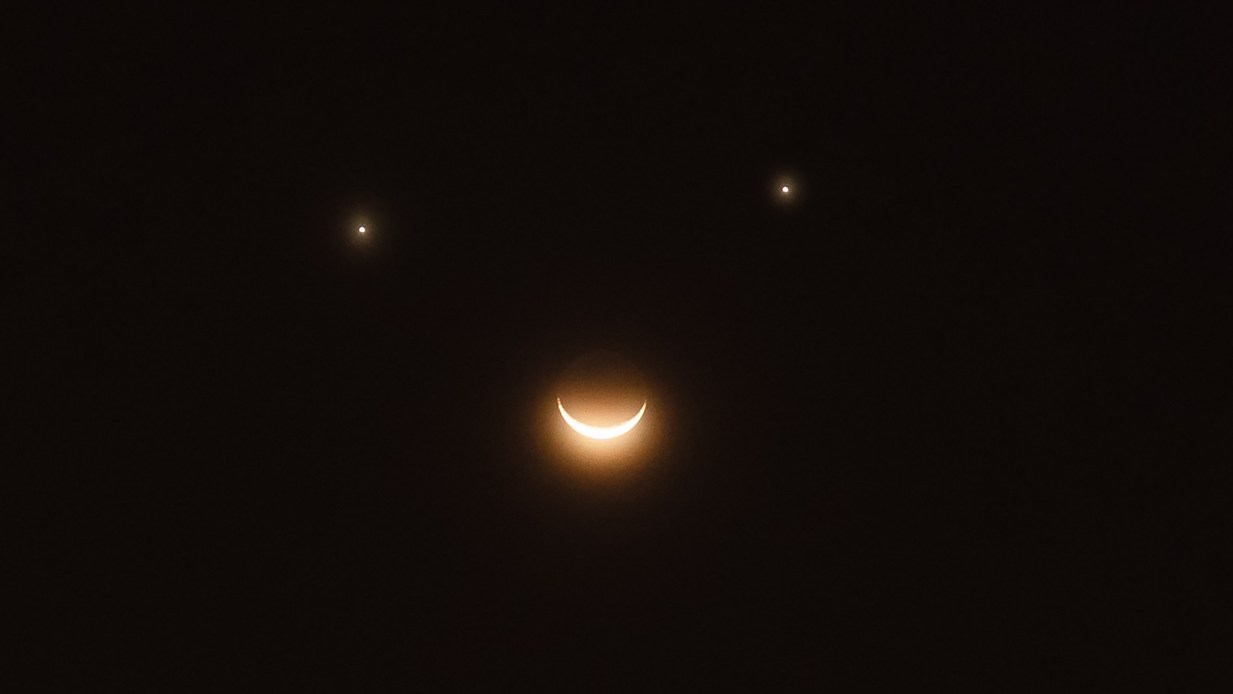 Rare 'smiley face' will light up the night sky on April 25 | Popular ...
