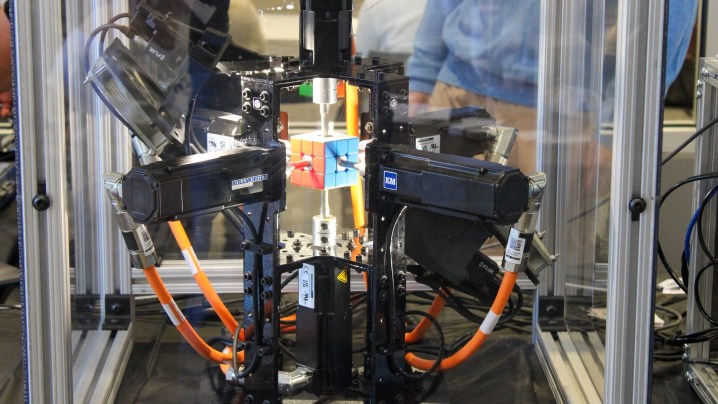 In blink of an eye, robot sets new Rubik's cube Guinness World Record ...