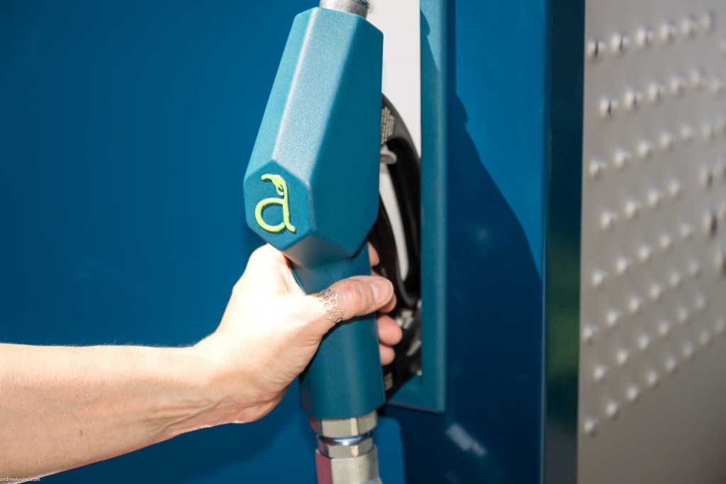 Refrigerator-sized machine makes gasoline out of thin air | Popular Science