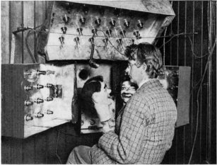 100 years ago, the battle for television raged | Popular Science