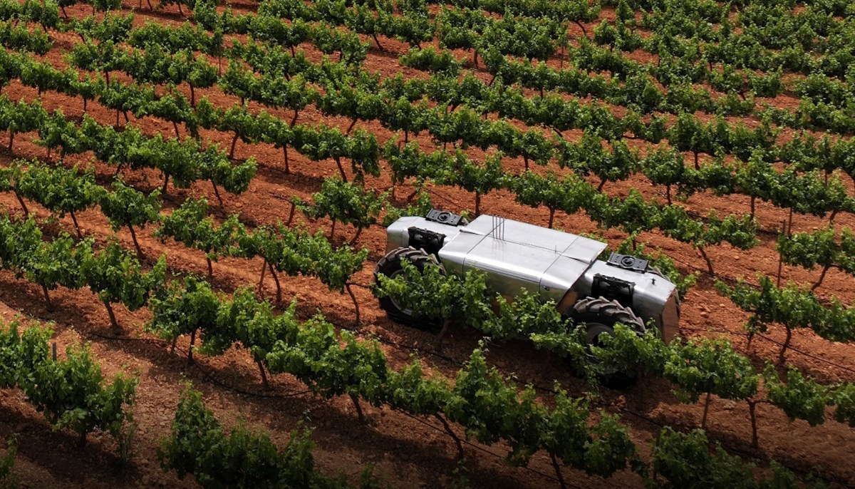 This ‘dual-use’ electric tractor can sow fields and run guns | Popular ...