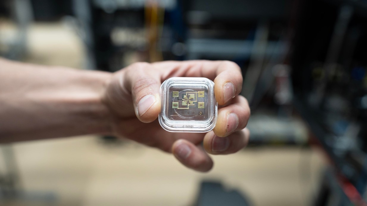 World's most accurate clock requires a 2-mile laser beam | Popular Science